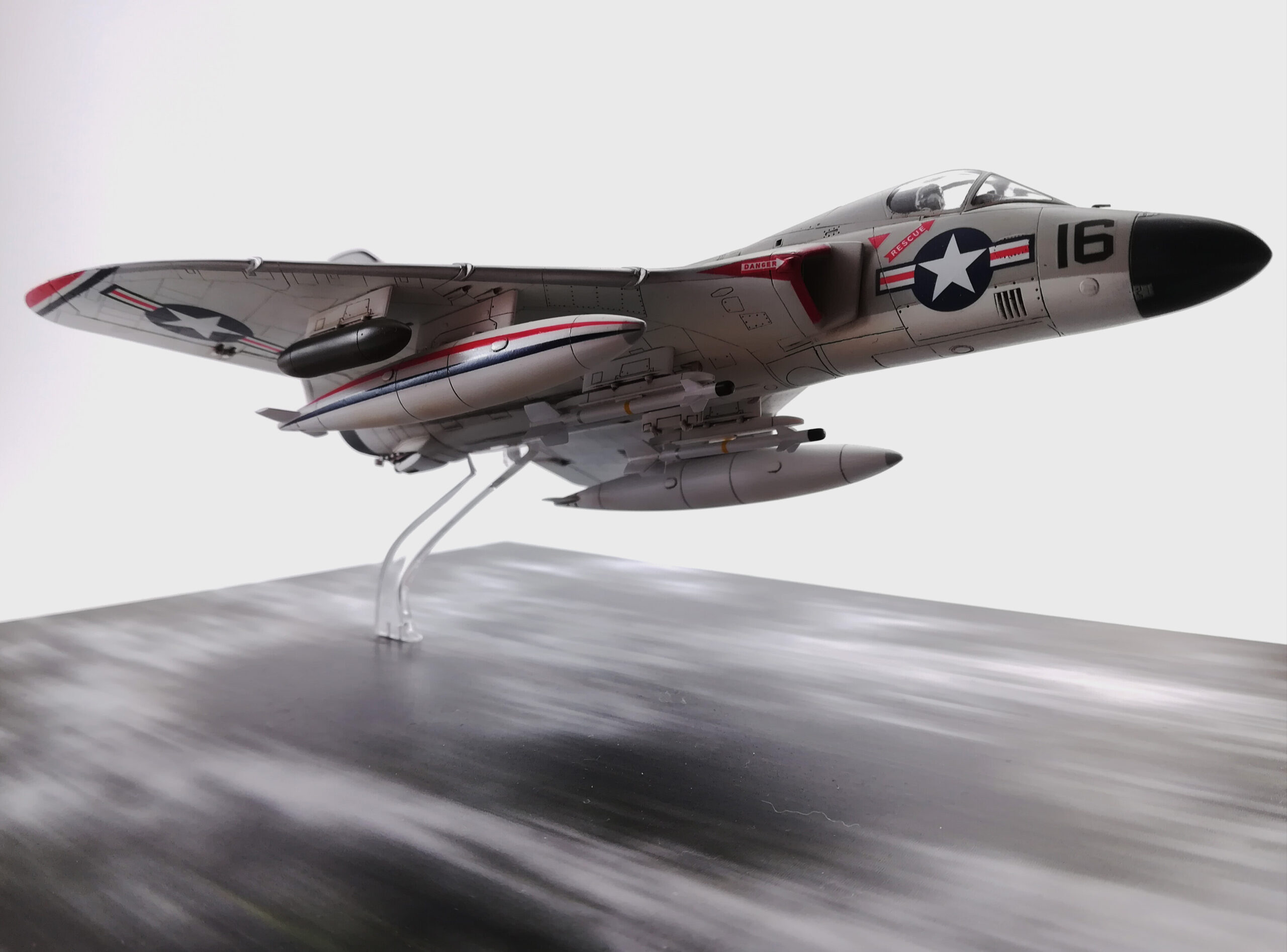 Douglas F4D-1 Skyray dal kit Tamiya in scala 1/72. Modelingtime.com